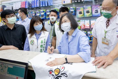 赴高雄訪視「送藥到府專案」 總統感謝藥師不辭辛勞守護人民健康醫療 僑務電子報