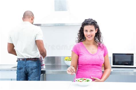Esposa De Ajuda Do Marido Na Cozinha Foto De Stock Imagem De Amor