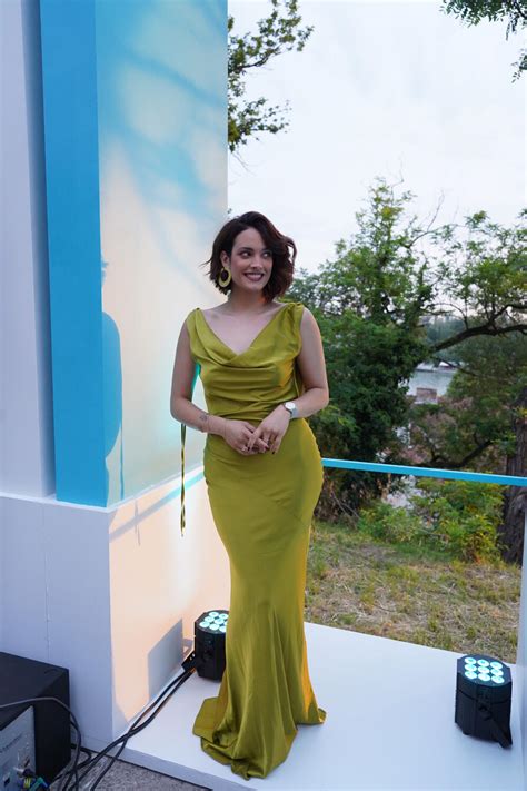 Glumica Marina Ćosić U Elegantnoj Maslinastozelenoj Haljini Slika 2