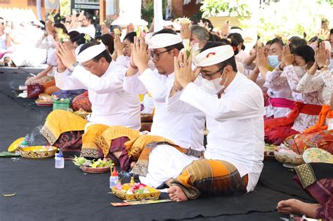 Jajaran Pemkot Denpasar Ngaturang Bhakti Pujawali Di Pura Praja Nata Kantor Wali Kota Denpasar