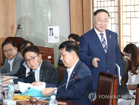 회의 입장하는 홍남기 경제부총리 연합뉴스