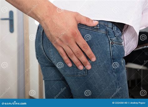 Hombre Tocando El Trasero De Las Mujeres Foto De Archivo Imagen De