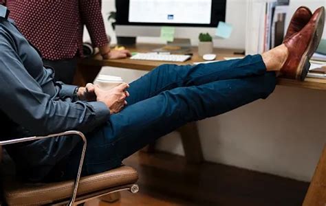 Sit back là gì và cấu trúc cụm từ Sit back trong câu Tiếng Anh