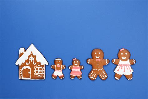 핸드메이드 먹을 수 있는 진저 브레드 하우스 파란 배경의 작은 남자 0명에 대한 스톡 사진 및 기타 이미지 0명 개념