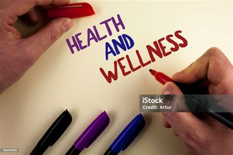 건강 및 웰빙을 보여주는 텍스트 기호 개념 사진 좋은 모양 건강 식품 운동 물 마시는 일반 배경 표식 옆에 사람에 의해 작성 되