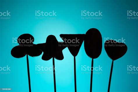 파란색 배경에 스틱 스타 삼각형 타원형 하트에 그림자 모양 Close 복사 공간 0명에 대한 스톡 사진 및 기타 이미지 0명