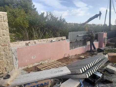 Συρόμενη γκαραζόπορτα πόρτα εισόδου πεζών και περίφραξη στο Πόρτο Χέλι