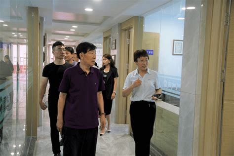 宏源酒业董事长张凤彩一行莅临秦池参观交流！文化巷