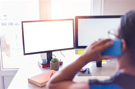 집에서 컴퓨터와 전화를 사용하는 정통 사람 가정 개념에서 작업 45 49세에 대한 스톡 사진 및 기타 이미지 45 49세