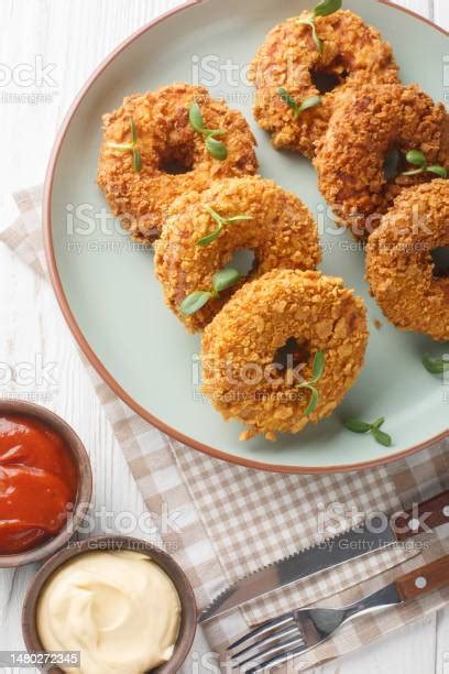 치킨 도넛은 다진 닭고기 삶은 감자 양파 및 당근의 혼합물로 만들어집니다 수직 평면도 스낵에 대한 스톡 사진 및 기타 이미지