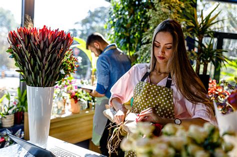 남성 플로리스트와 그의 여자 친구는 현대 꽃 가게에서 다채로운 꽃과 함께 일하고 있습니다 20 24세에 대한 스톡 사진 및 기타 이미지 20 24세 20 29세 25