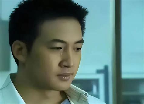 和蒋欣相恋多年，他转身娶了小四岁娇妻，如今妻子和他红透半边天
