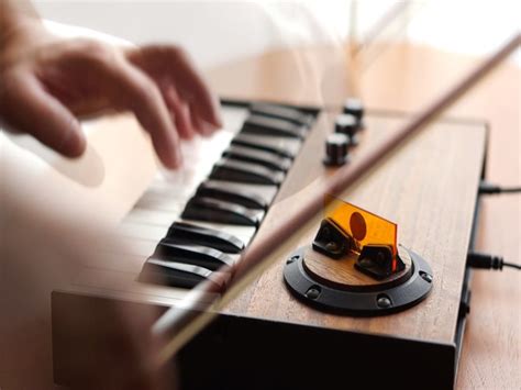 Key Bowed Hybrid Violin And Keyboard Synthesizer Produces Pure Musical
