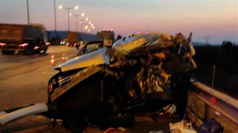 Hafif ticari araç tıra çarptı ölü yaralı Son Dakika Haberleri