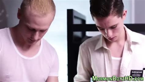 穿着拖船的摩门教徒 Xhamster