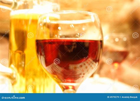 De Wijn En Het Bier Zijn Reeds Hier Stock Afbeelding Image Of