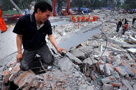 泪奔回顾汶川地震的8个感人瞬间亲人在废墟上无助哭喊