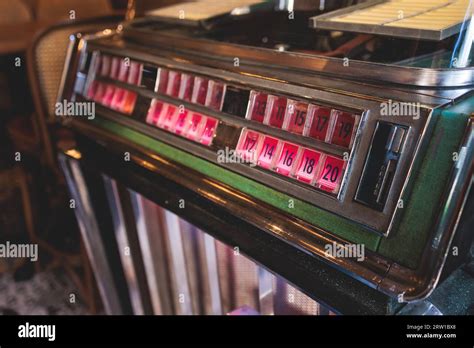 Juke box de musique américaine vintage avec boutons illuminés