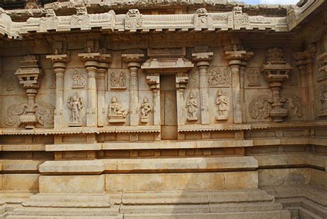 주요 신사 Hazara 라마 사원 외부 벽 로얄 센터 또는 로얄 인클로저입니다 Hampi Karnataka 인도 남쪽에서 볼 0