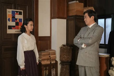 連続テレビ小説「ブギウギ」第50話。愛助の部屋にて。部屋の外から話に割って入り、坂口（黒田有）と対峙するスズ子（趣里・左）（c）nhk