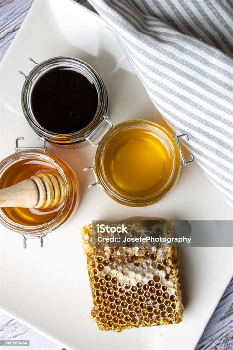 벌집 옆에 다양한 종류의 꿀이 담긴 항아리와 위에서 본 야생화가 담긴 접시에 꿀 국자 0명에 대한 스톡 사진 및 기타 이미지 0명 건강한 생활방식 건강한 식생활