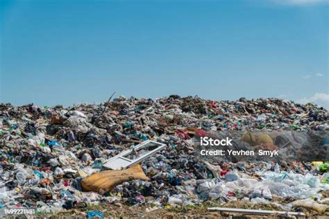 ゴミの巨大な埋め立て地市の埋め立て地環境問題汚染野外埋立地家庭ごみ汚染の概念 ゴミ捨て場のストックフォトや画像を多数ご用意 ゴミ捨て場