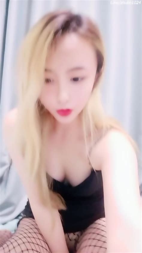 红唇美腿一线天粉穴，揉搓骚逼假屌插入，呻吟娇喘更是好听~极品 Eporner