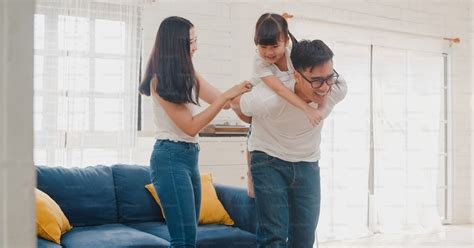 행복 한 쾌활 한 아시아 가족 아빠 엄마와 딸은 집에서 생일 축하 놀이를 즐깁니다 사진 Unsplash의 실내 이미지