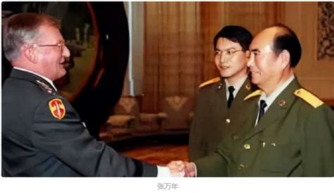 1998年张万年访美，美陆军司令一把将其抱住大喊：可把你抓到了
