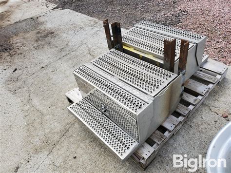 Peterbilt Aluminum Steps Toolboxes Transportation BigIron