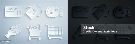 쇼핑 카트와 음식을 설정하고 여기에 비문 가게가 매달려있는 간판 신용 카드를 들고있는 인간의 손 할인 퍼센트 태그 및 신용
