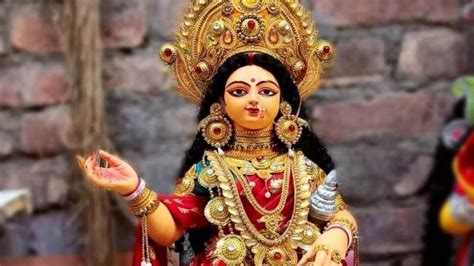 Lakshmi Puja সুখ শান্তি সমৃদ্ধি বজায় রাখতে শুক্রবারেও লক্ষ্মীর আরাধনা