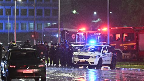Hombre Cargado Con Explosivos Provoca Dos Detonaciones Frente Al