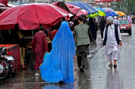 Afghanistans Taliban Order Women To Wear Burqa In Public