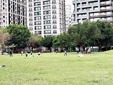 【台北景點】新莊頭前運動公園。最美的森林系公園 X 彈跳床、沙坑、旋轉溜滑梯、攀爬網好好玩 Dina的幸福旅程