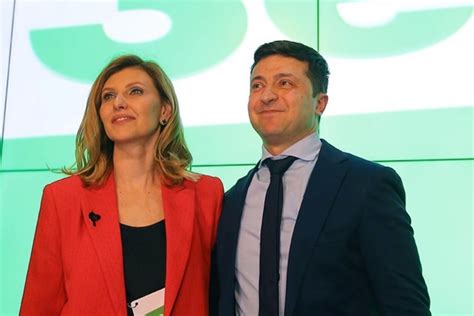 В элегантном платье халате Елена Зеленская сопровождала мужа на