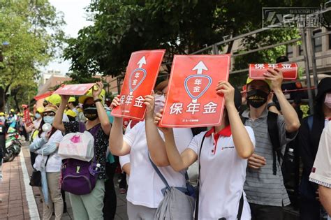 【圖輯】五一遊行各行各業站出來 呼籲政府要加薪、保年金 公民行動影音紀錄資料庫