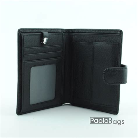 МЪЖКИ ПОРТФЕЙЛИ Мъжки портфейл от естествена кожа вертикален със закопчаване и вътрешна