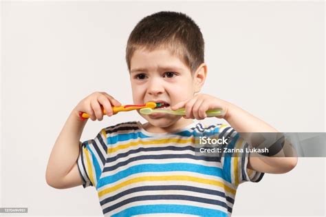 미취학 아동 소년이 하얀 색 배경에 두 개의 칫솔으로 양치질을 합니다 어린이의 우유 치아 관리 4 5세에 대한 스톡 사진 및 기타 이미지 Istock