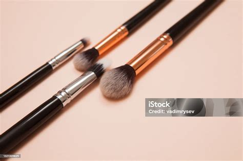 분홍색 배경에 다양한 화장품 브러쉬 피부를 케어하기 위한 메이크업 브러쉬 세트 0명에 대한 스톡 사진 및 기타 이미지 0명