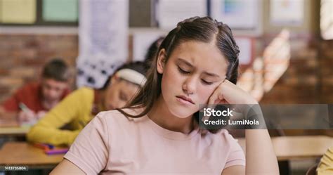 슬프고 화가 나고 우울한 학생이 교실에 앉아 학교에서 교육과 학습에 어려움을 겪고 있습니다 Adhd 또는 자폐증을 앓고있는