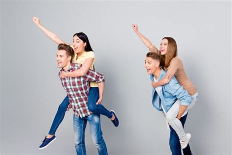 만 앞으로 전체 길이 다리 몸 모션의 과정 이상 승인 주먹 드는 남편의 뒤에 밝은 회색 배경 레이디 앉아에 고립 된 청소년의 크기 프로필 사이드 뷰 사진 2명에 대한 스톡