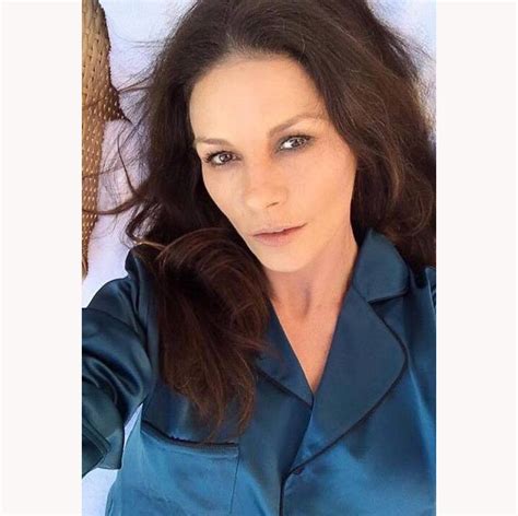 كاثرين زيتا جونز تصدم متابعيها بصورة بدون مكياج مجلة هي