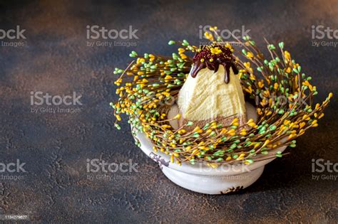 파스 카와 Kulich 러시아 전통 정통 부활절 쿼크 디저트를 부활절 배경 부활절 음식 배경입니다 축제 테이블에 설탕에 절인