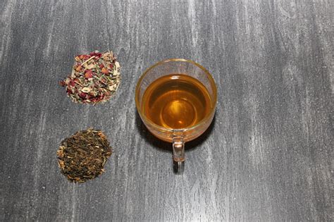 허브 차 만들기 도구 유리 컵 인퓨저 숟가락 말린 탈수 허브 봉지 질병 치료 및 이완 0명에 대한 스톡 사진 및 기타 이미지