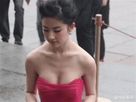 劉亦菲這次徹底放開了 就靠一塊三角布遮羞當初的玉女形象何在 每日頭條