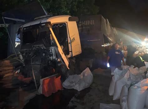 Caminhão carregado de soja fura bloqueio da BR 277 e bate em guindaste