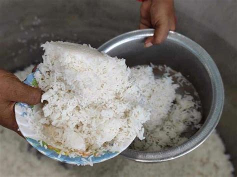 ဆားလင်းကြီးရှိ စစ်ဘေးရှောင် ပြည်သူများကို အစားအသောက်များ ကျွေးမွေး လှူဒ