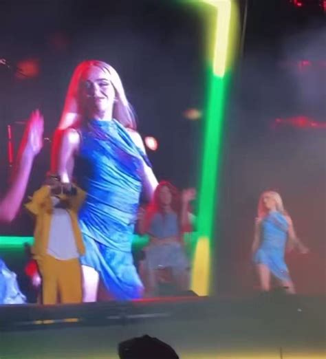 Karol G Site on Twitter Karol G cantando KÁRMIKA junto a Bad Gyal