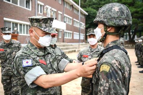 해병대교육훈련단 해사 1학년 167명에 해병대 유격 휘장 수여 해병대 소식 해병닷컴